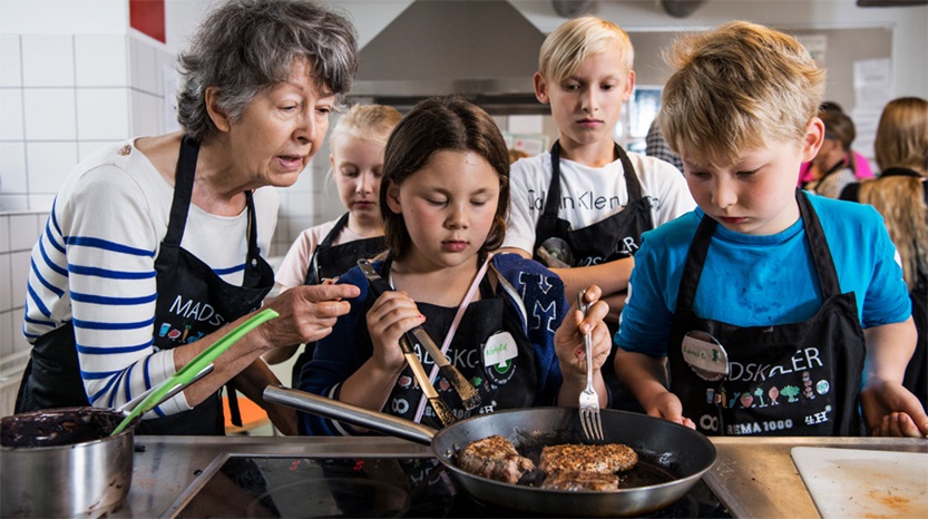 Børn vil gerne være med til at lave mad - Madskoler